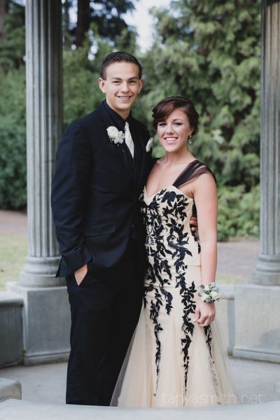 7 Prom Poses and Ideas for Memorable and Fun Photos