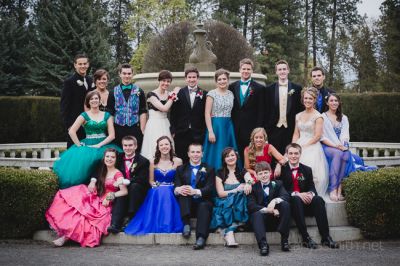 7 Prom Poses and Ideas for Memorable and Fun Photos
