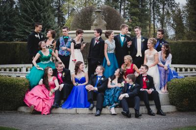 7 Prom Poses and Ideas for Memorable and Fun Photos