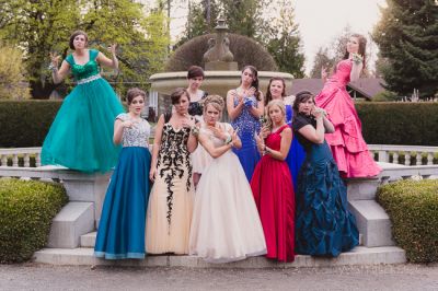 7 Prom Poses and Ideas for Memorable and Fun Photos