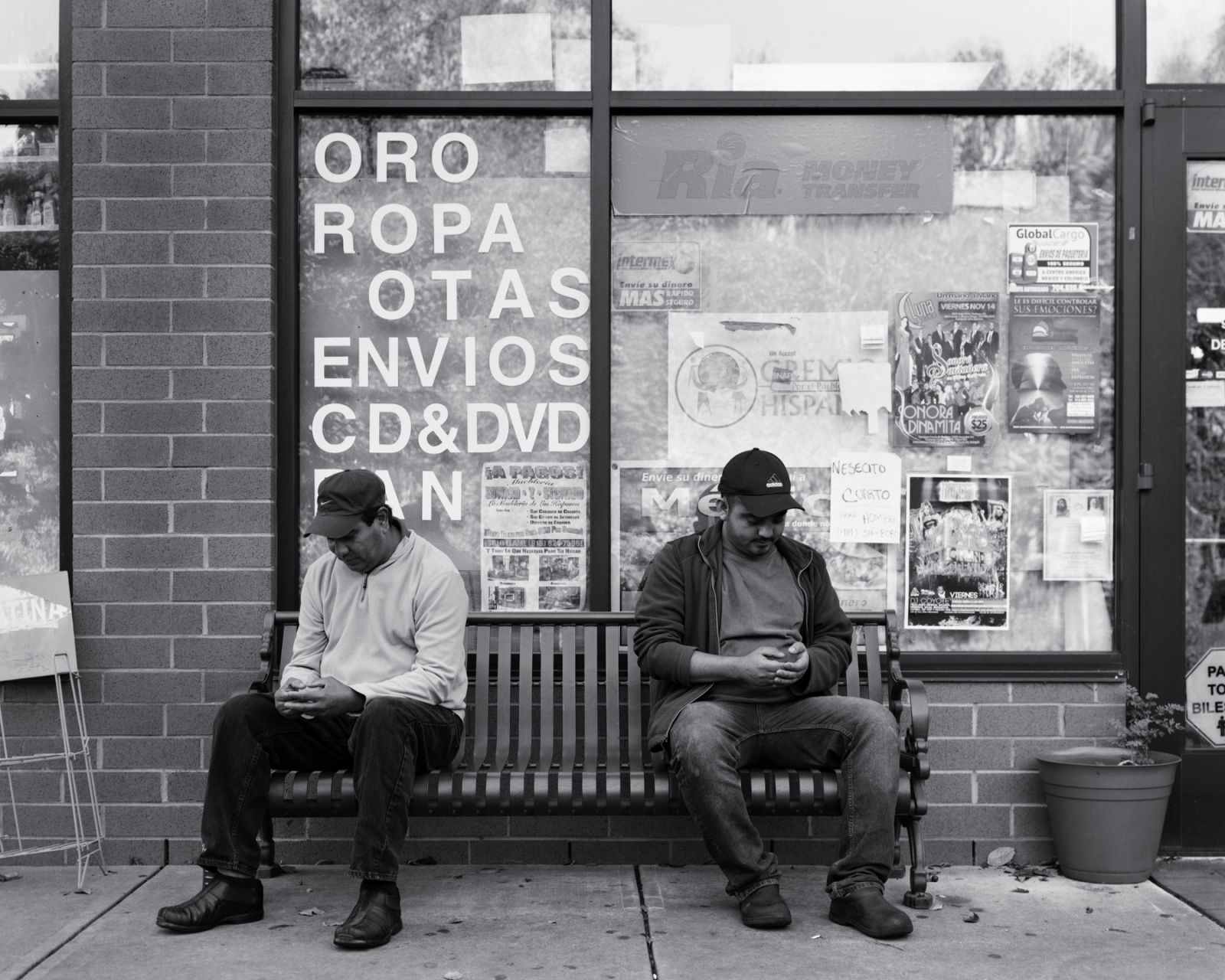 Photographer Removes Phones In Images To Demonstrate Our Addiction to ...