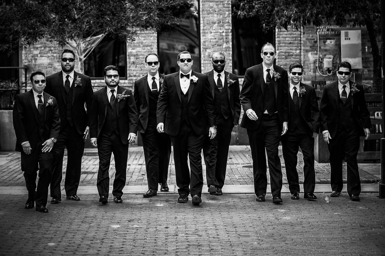 21 Groomsmen Posing Cues From Wedding Photographers