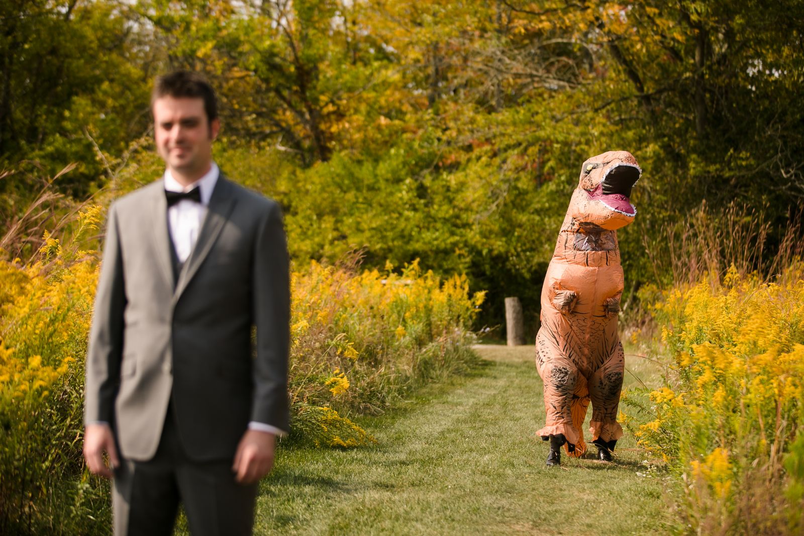 25 Creative First Look Wedding Pictures for Your Inspiration