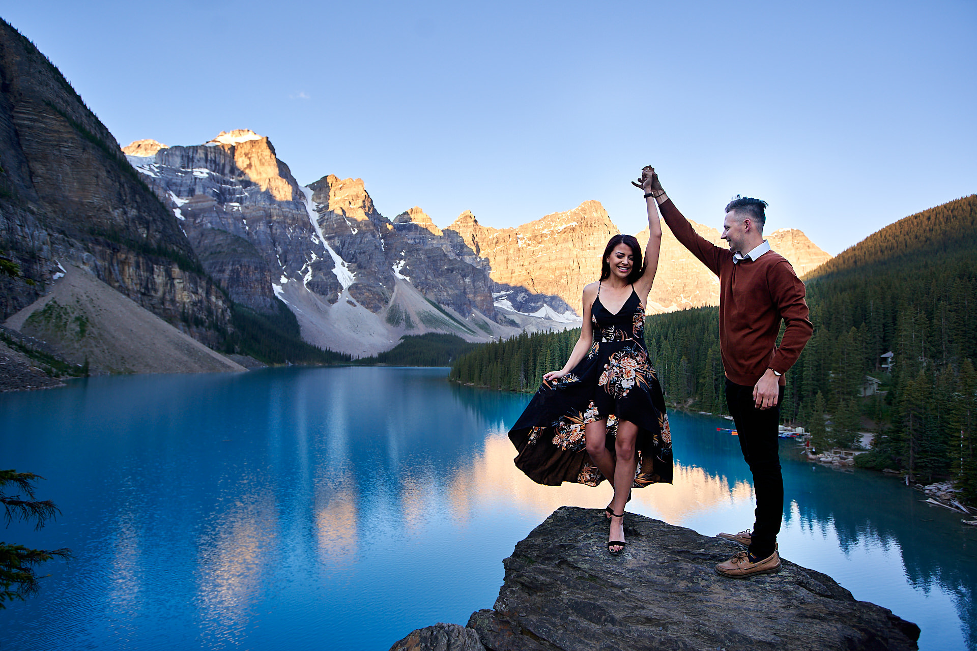15 Adventure Couples Photos That Push the Boundaries