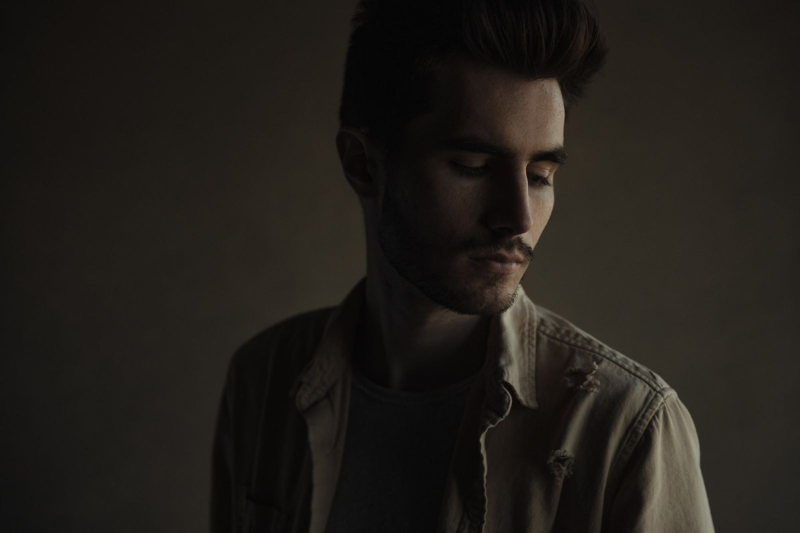 How to Get The Dark and Moody Photography Style