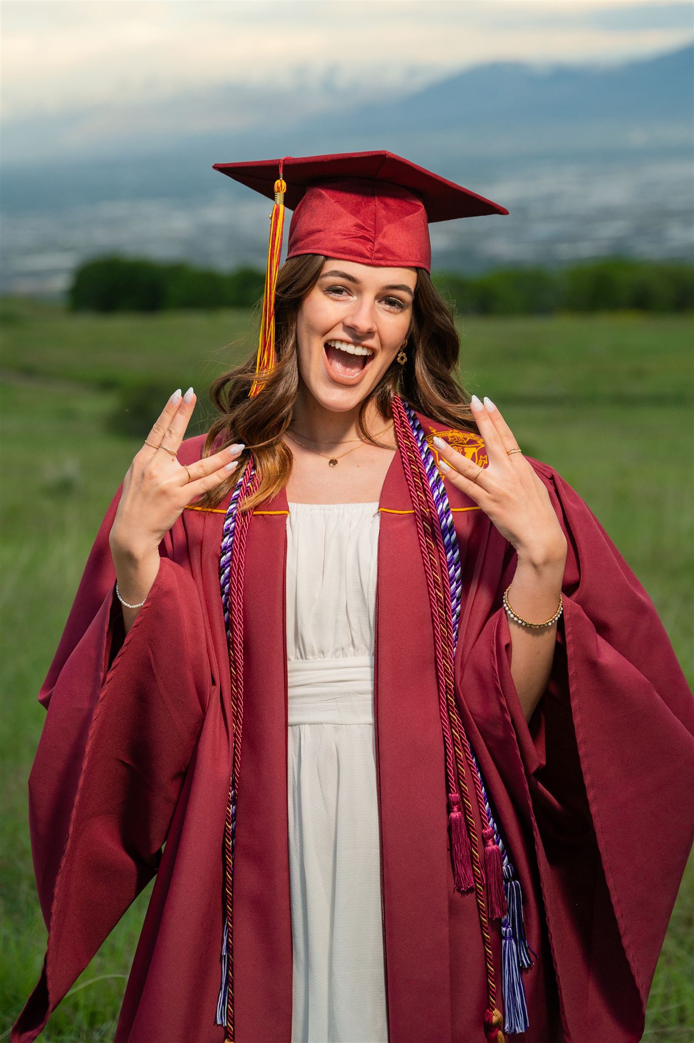 18 Senior Picture Ideas: A Complete Guide for Photographers and Seniors